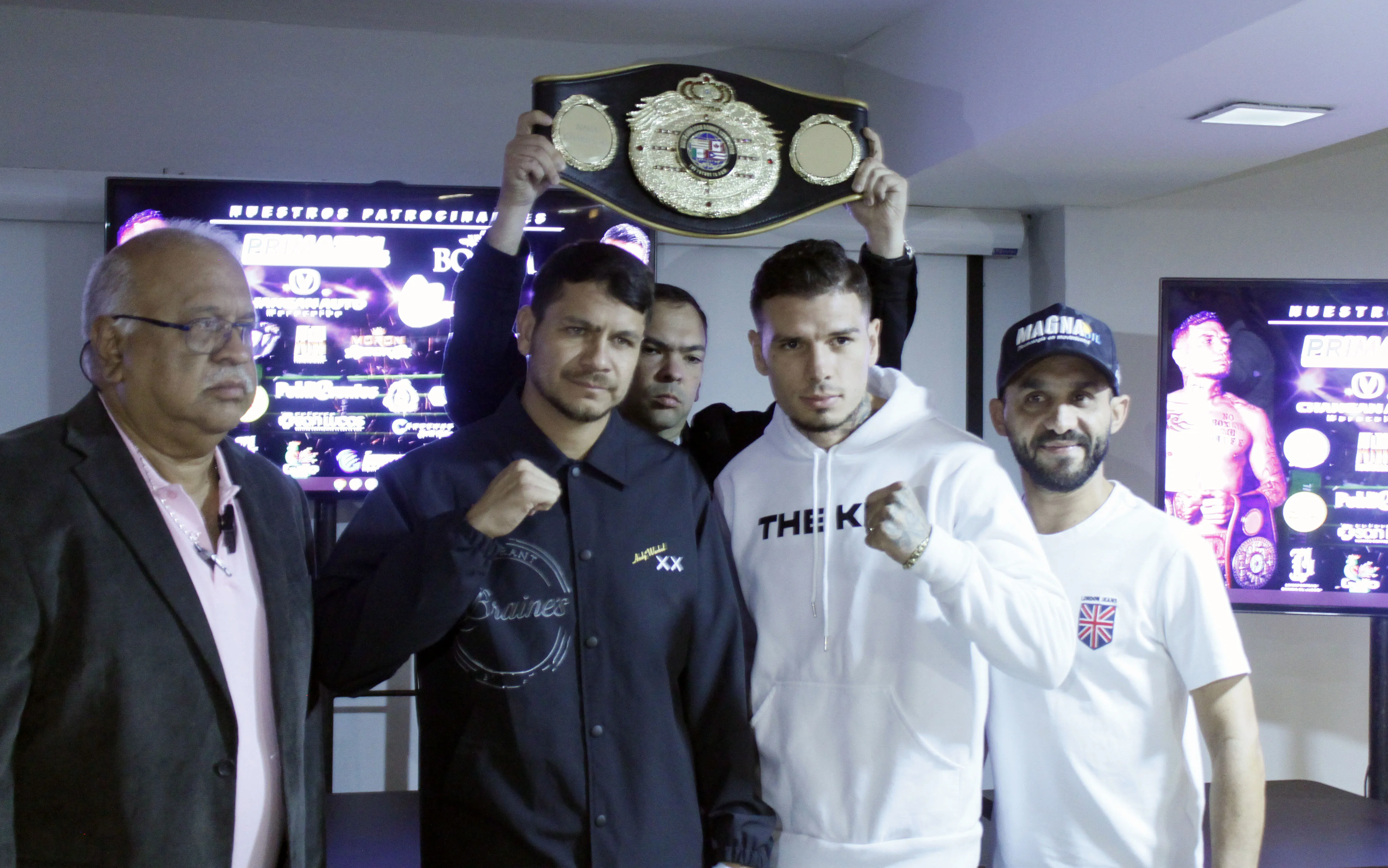Roger Gutiérrez y Moisés Flores en su primer cara a cara