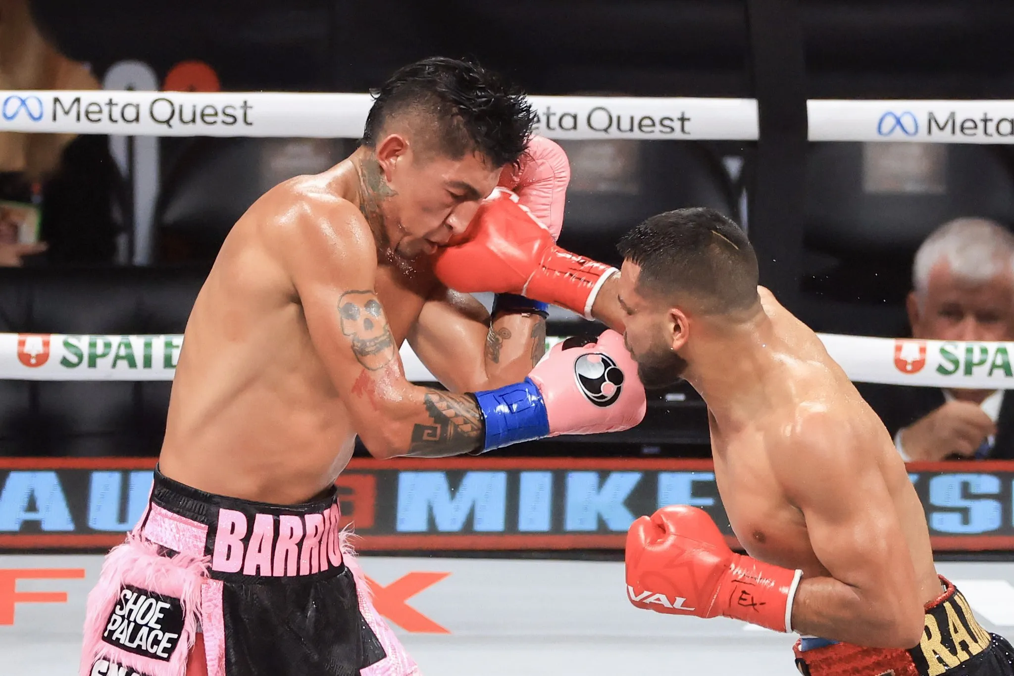 Mario Barrios retuvo en una pelea sangrienta con Abel Ramos