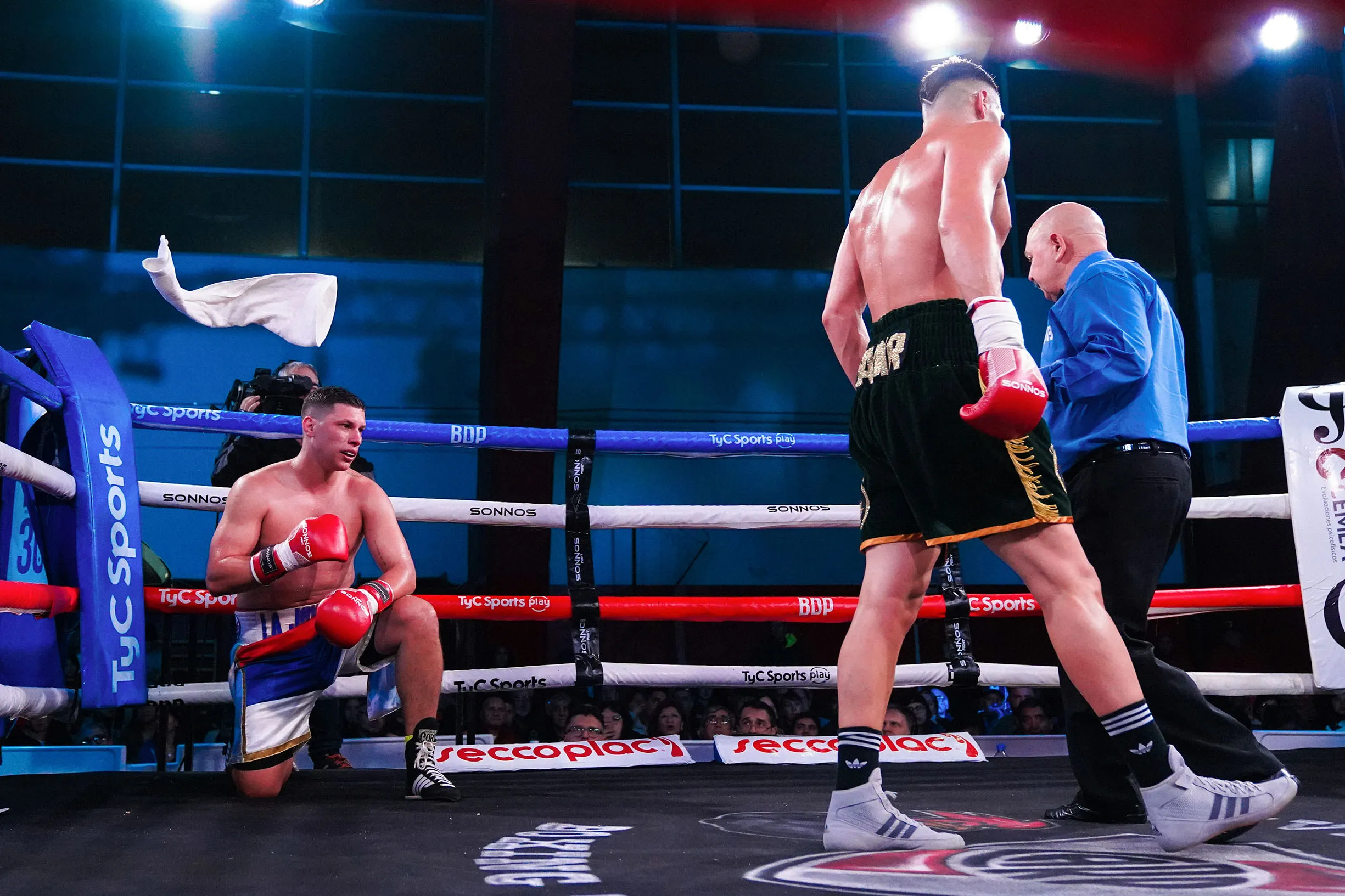 Peralta dominó con KOT a Andino en el cuarto round