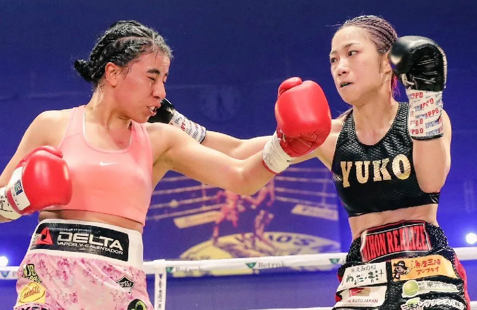 Yuko Kuroki venció a Alarcón para arrebatarle cinto AMB